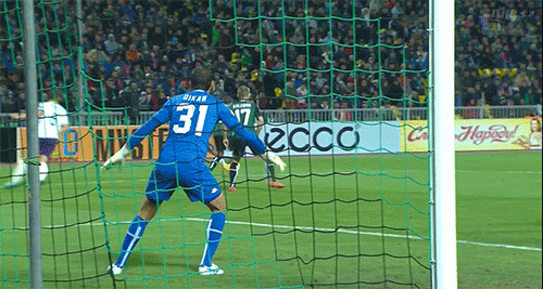 GIF: Eto'o lifts Everton to a draw in Europa League action | theScore.com