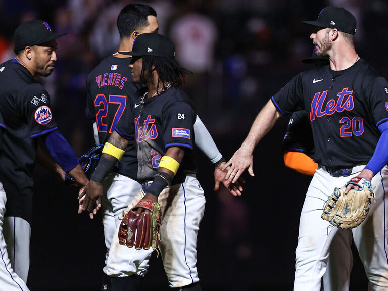 Mets score 10 in 3 straight for 1st time, delay Phillies' playoff ...