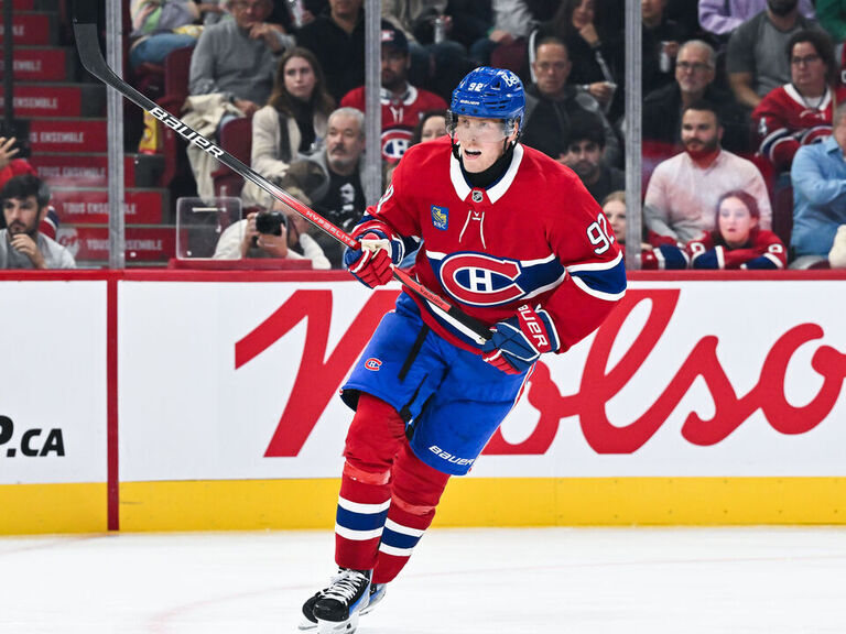 Laine helped off ice after knee-on-knee hit | theScore.com