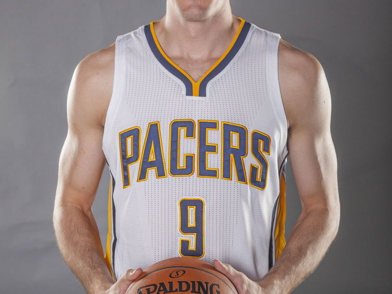 VIDEO: Damjan Rudez sings 'Fancy' at Pacers FanJam | theScore.com