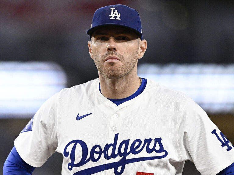 Dodgers hope Freeman returns to lineup for Game 3 | theScore.com