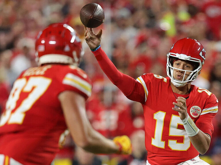 Kelce's impromptu lateral shocked Mahomes, Perine | theScore.com