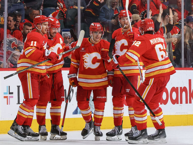 Coronato helps Flames stay unbeaten with win over Blackhawks | theScore.com