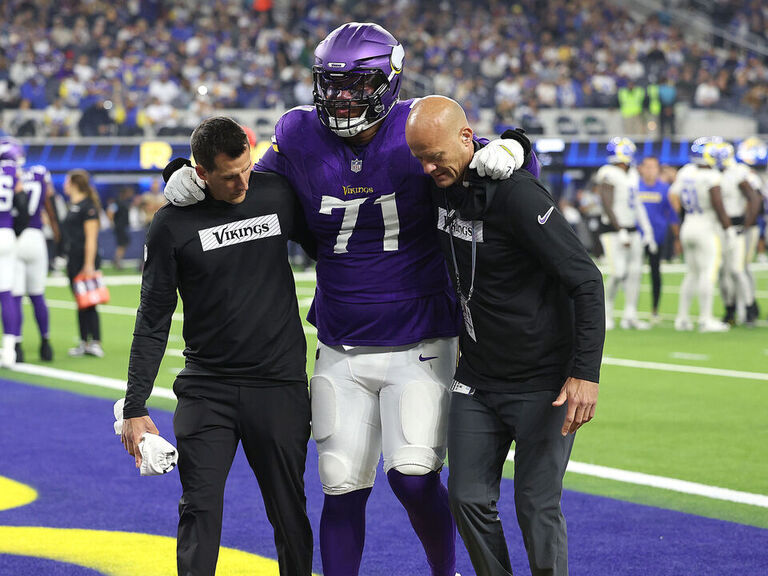 Vikings' Darrisaw to undergo season-ending knee surgery | theScore.com
