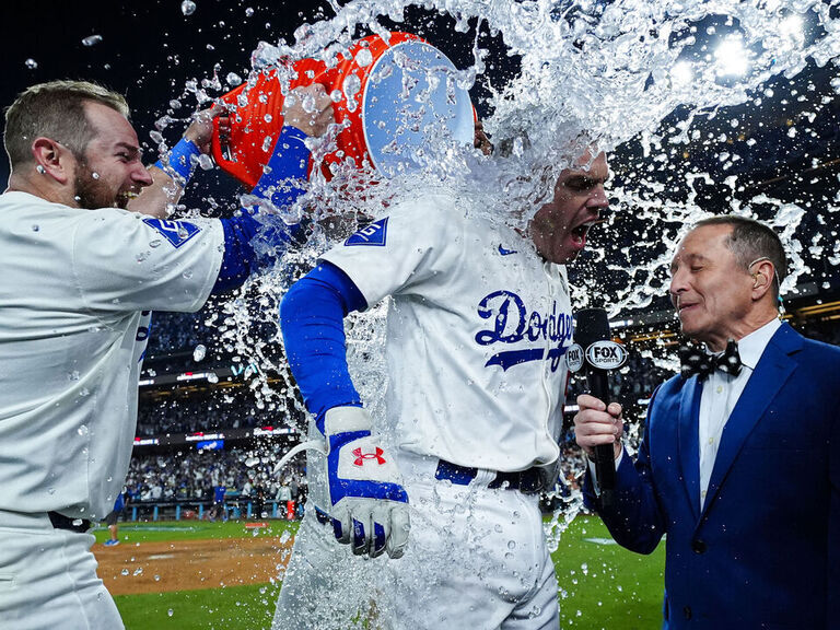 All the angles of Freeman's game-winning grand slam | theScore.com