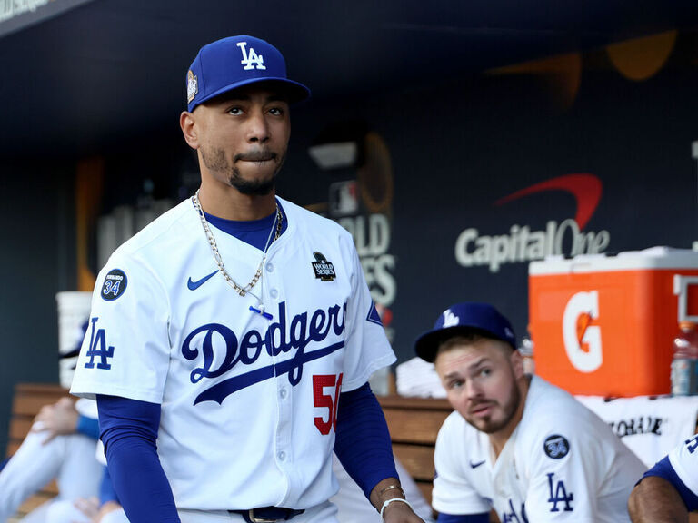 Betts day-to-day after stubbing toe in mishap | theScore.com