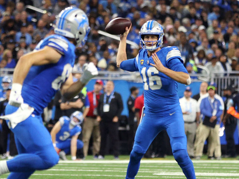 Jared Goff throws for 3 TDs and Lions win 5th straight, dominating ...