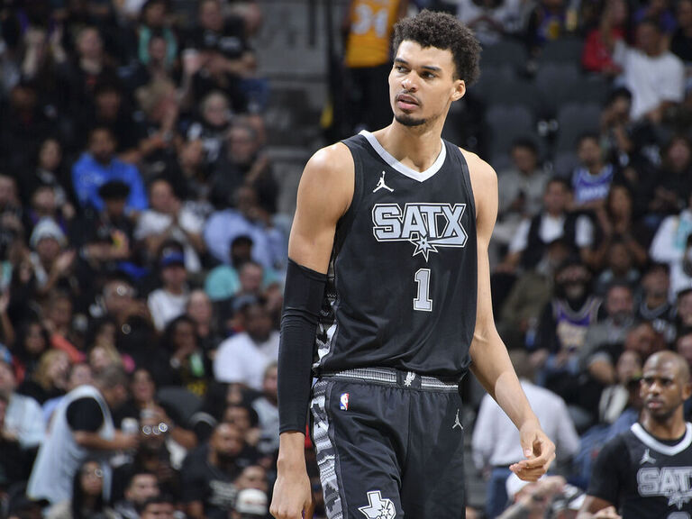 Wemby day-to-day with knee injury | theScore.com