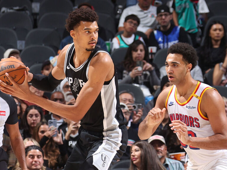 Wemby scores 25 in return as Spurs sink Warriors | theScore.com