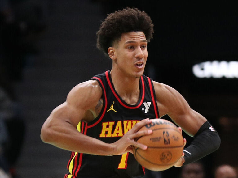 Johnson scores 20, Hawks hang on to beat Hornets | theScore.com