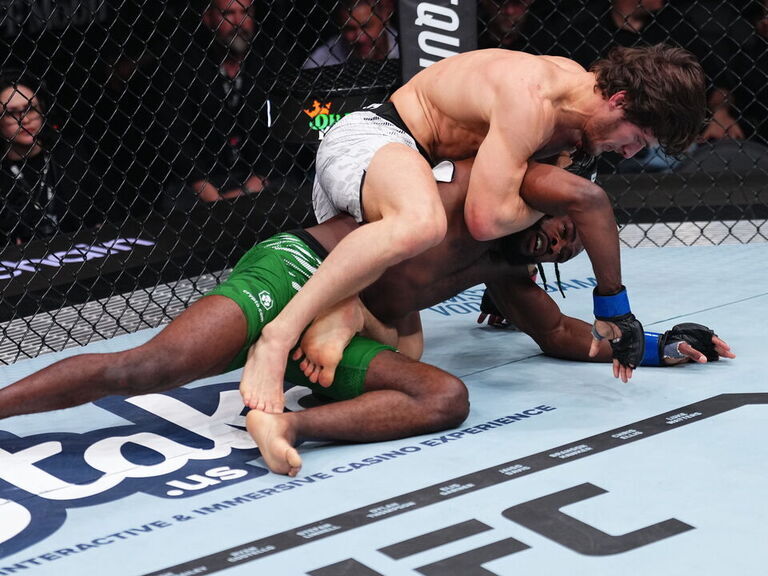 Evloev outgrapples Sterling for decision win at UFC 310 | theScore.com