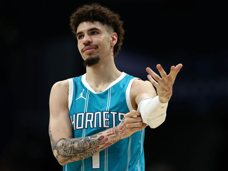 LaMelo returns from 7-game absence in loss to 76ers | theScore.com