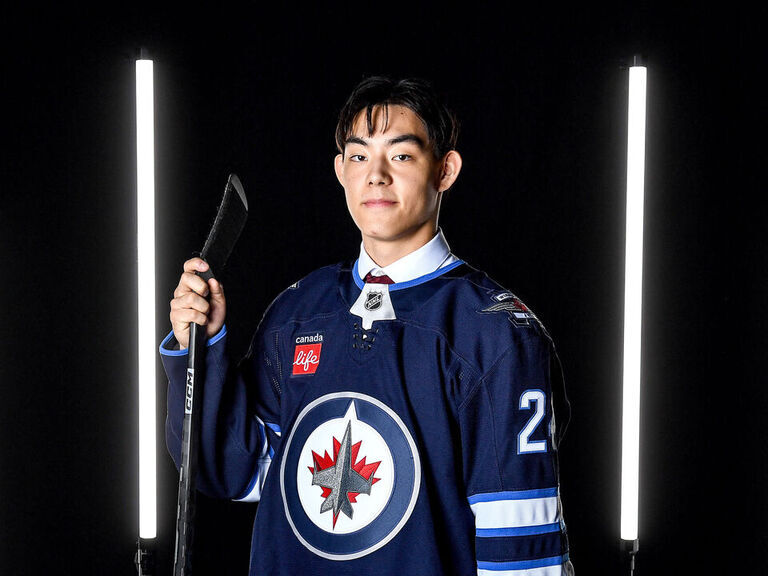 Jets' Kevin He becomes 1st Chinese-born player to sign NHL contract ...