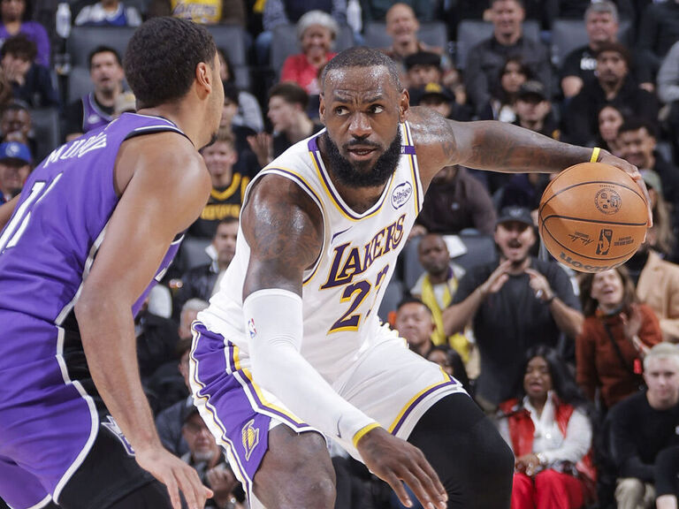 James scores 32, Lakers sweep 2-game set vs. Kings | theScore.com