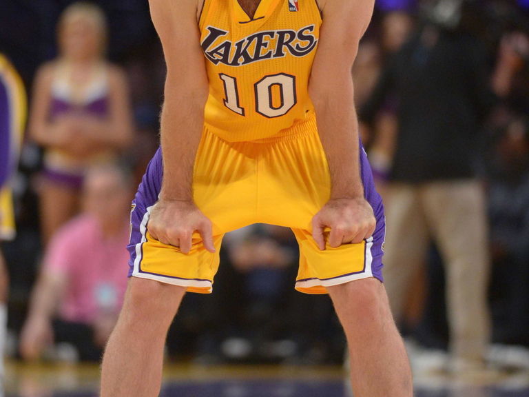 Lakers' Nash tweaks back, suffers setback | theScore.com