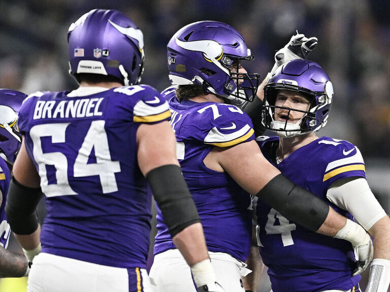 Vikings beat Packers to stay in position to claim NFC's top seed | theScore.com