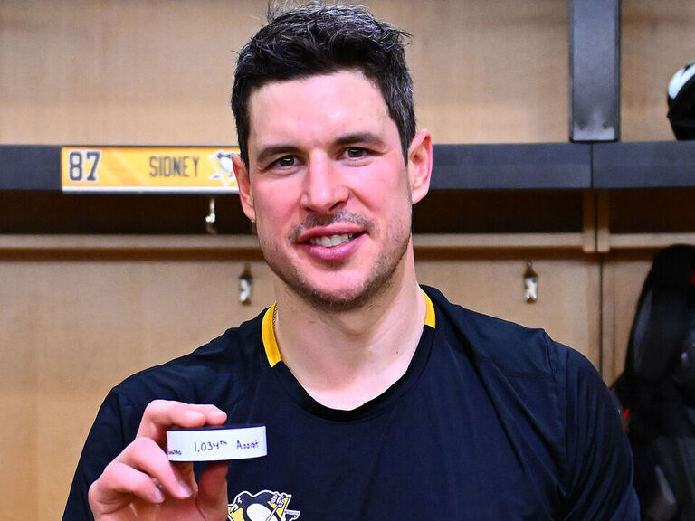Crosby passes Lemieux for Penguins' assist record | theScore.com