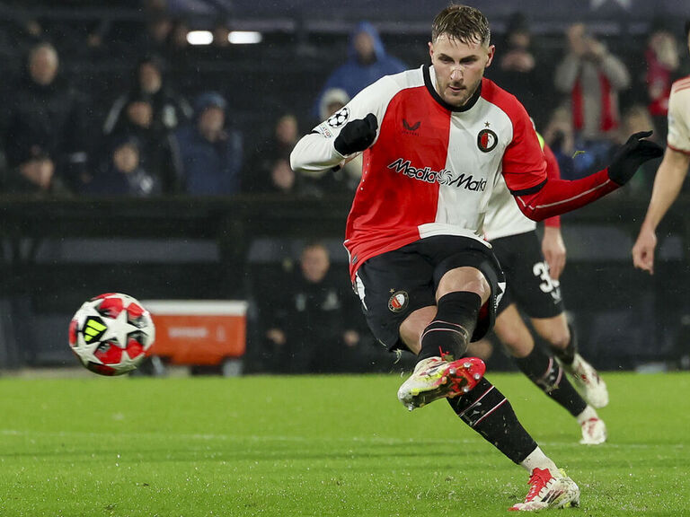 Gimenez leads Feyenoord to shock win over toothless Bayern | theScore.com
