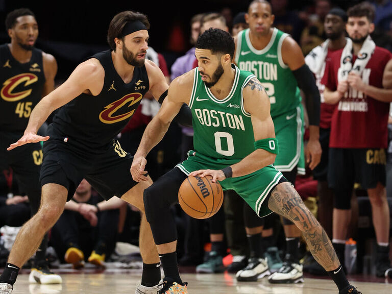 Celtics hold off Cavaliers thanks to Tatum's 22 points | theScore.com