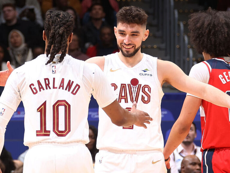 East-leading Cavs overcome 45-point effort from Poole | theScore.com