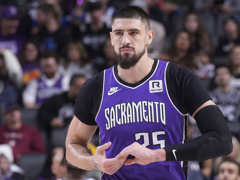 Alex Len signing with Lakers, reportedly rebuffs Pacers | theScore.com