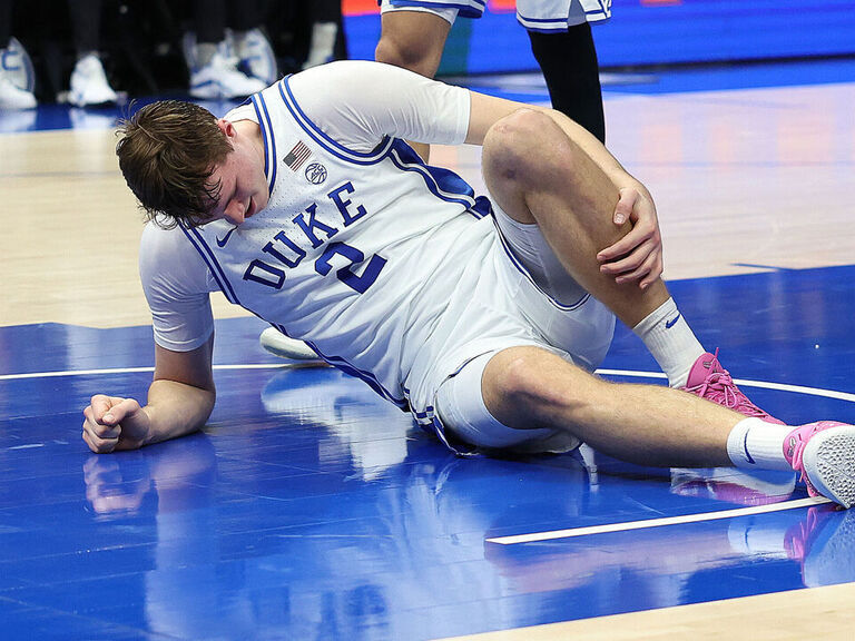 Duke's Flagg helped off court after spraining ankle | theScore.com