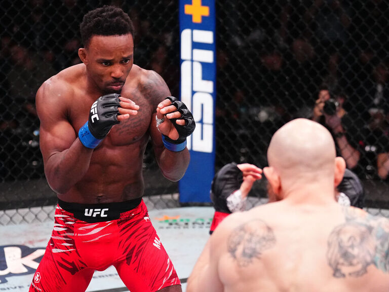 Murphy edges out Emmett in UFC main event to stay undefeated | theScore.com