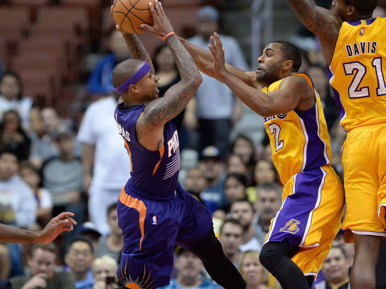 VIDEO: Isaiah Thomas forces OT, stares down Floyd Mayweather | theScore.com
