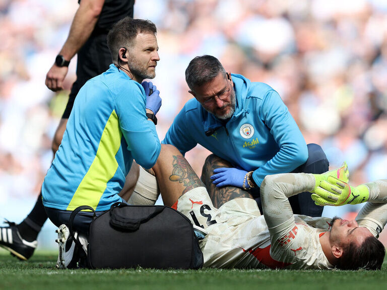 Ederson's 4th assist of season overshadowed by muscle injury | theScore.com