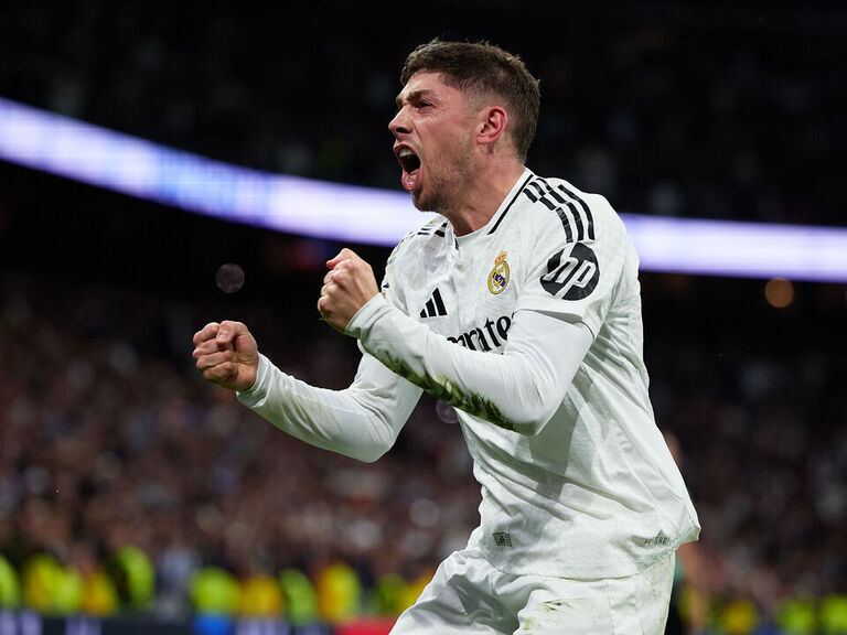 Late Valverde stunner keeps Real Madrid's title hopes alive | theScore.com