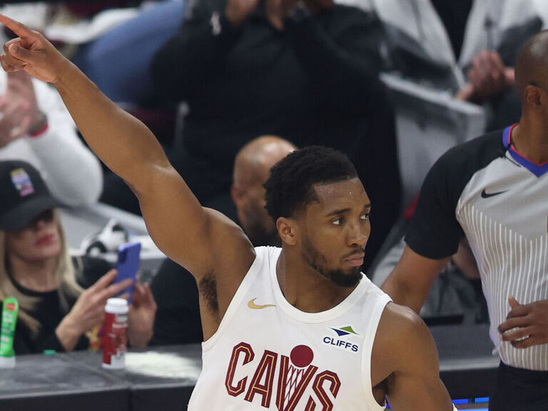 Mitchell, Jerome help Cavs rout Heat in Game 1 | theScore.com