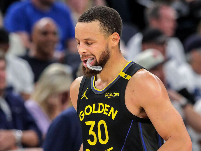 Curry day-to-day after suffering hamstring strain in Game 1 | theScore.com