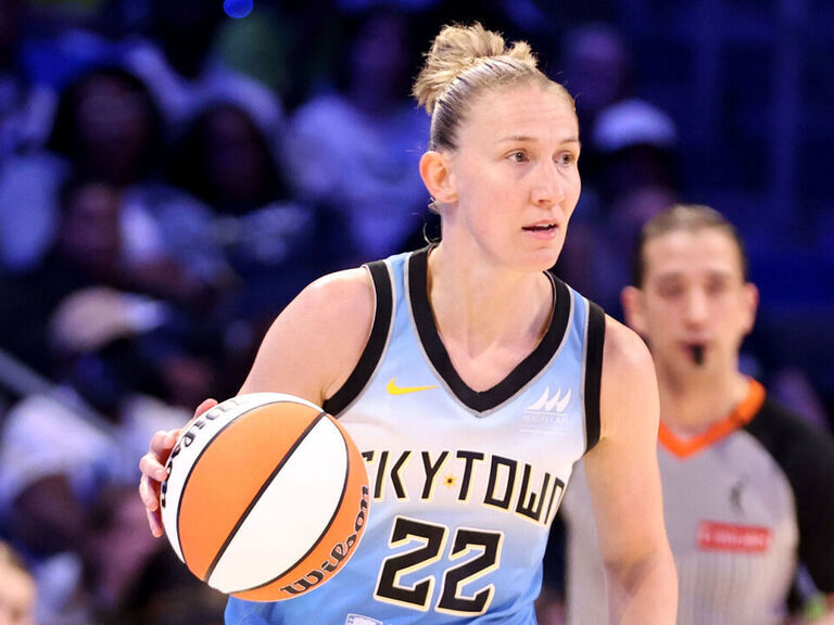 Sky's Vandersloot done for season with torn ACL | theScore.com