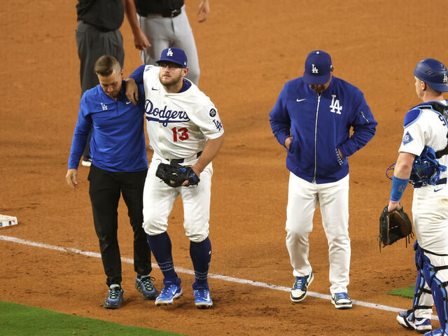 Dodgers' Muncy exits with knee injury after collision at 3r…