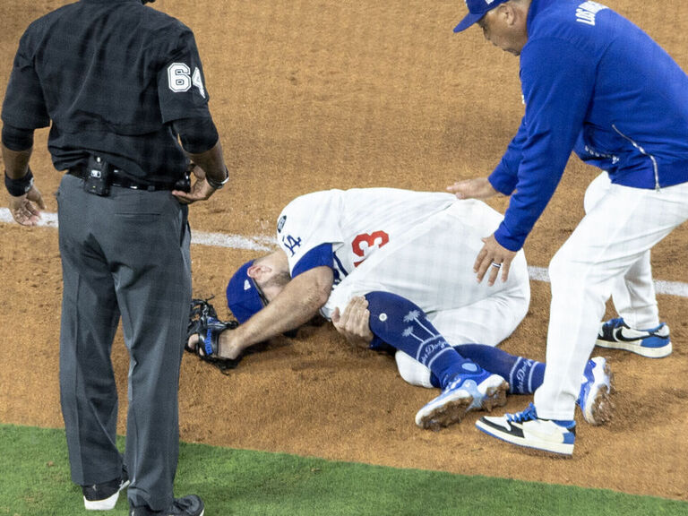 Dodgers' Muncy out at least 6 weeks with bone bruise in knee | theScore.com