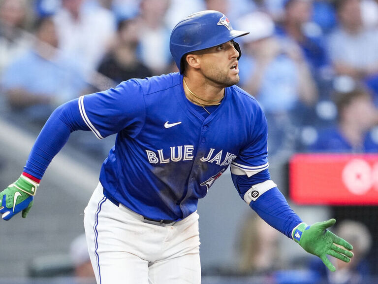 Blue Jays complete sweep of Yankees to take AL East lead | theScore.com