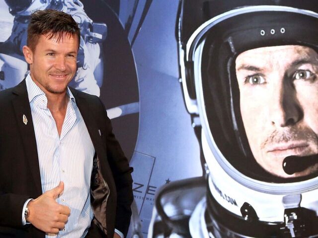 Felix Baumgartner, 1st skydiver to fall faster than speed o…