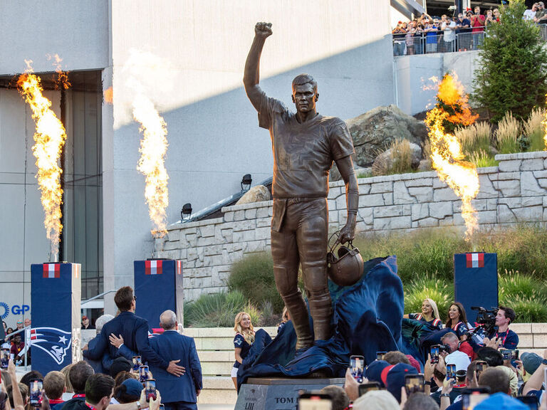 Patriots unveil statue of Tom Brady before preseason opener | theScore.com