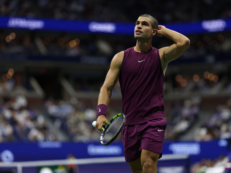 Still sporting accidental buzz cut, Alcaraz wins easily at US Open ...