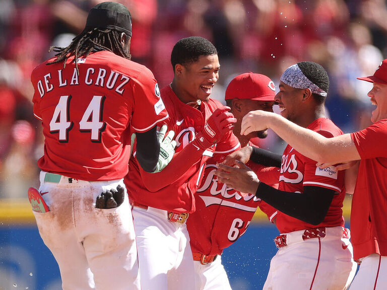 Reds recover from blown lead to walk off Blue Jays | theScore.com