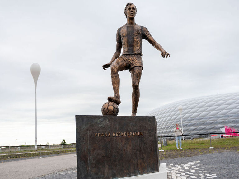 Beckenbauer statue unveiled outside Bayern's Allianz Arena | theScore.com