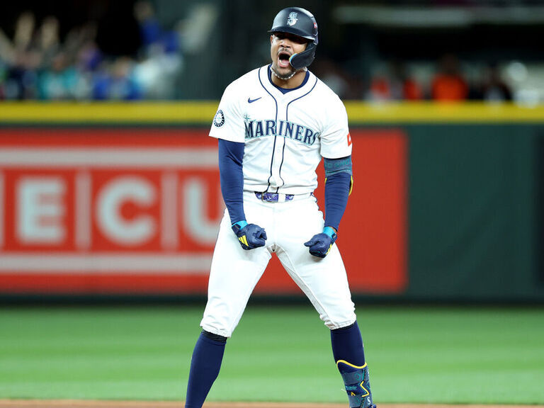 J-Rod's late double lifts Mariners to 1st home playoff win since 2001 ...