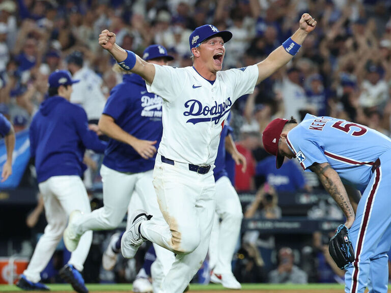 Dodgers eliminate Phillies on brutal walk-off error | theScore.com