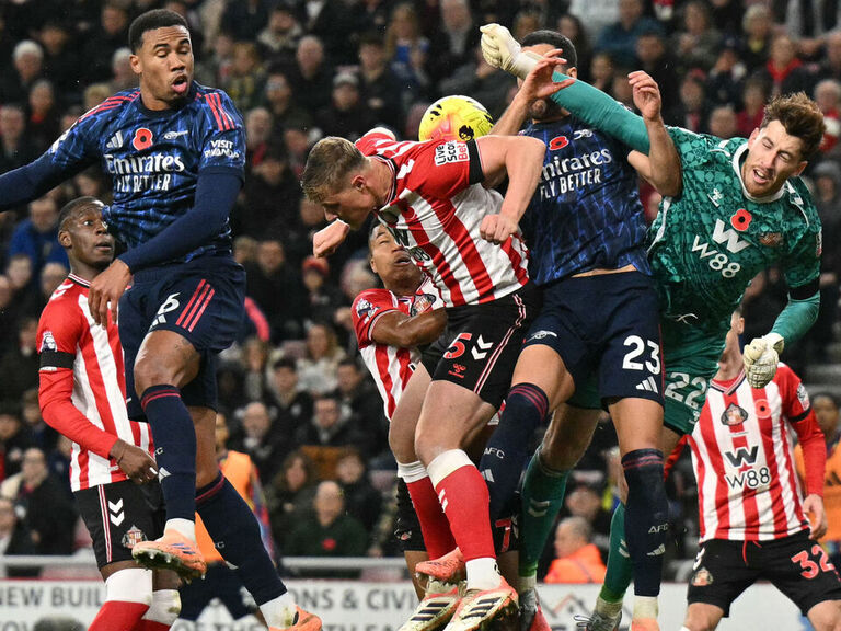 Sunderland score in stoppage time to snap Arsenal's 10-match winning ...