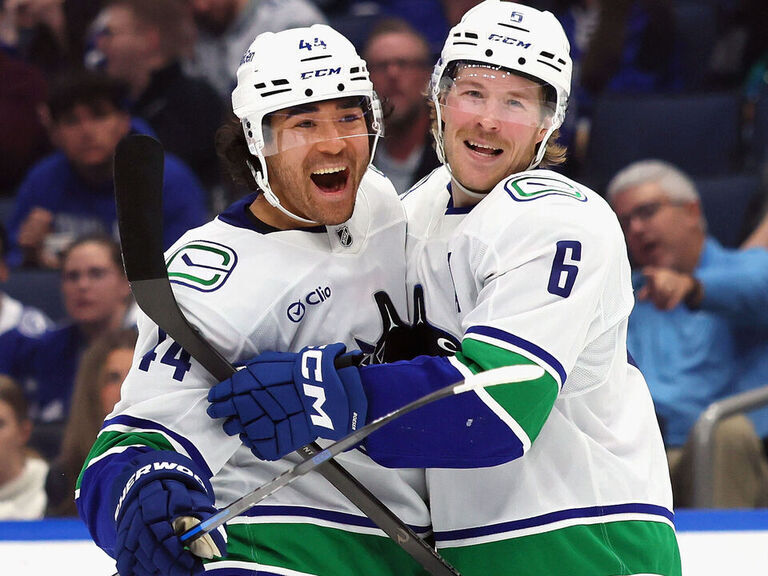 Canucks score 5 third-period goals to beat Lightning | theScore.com