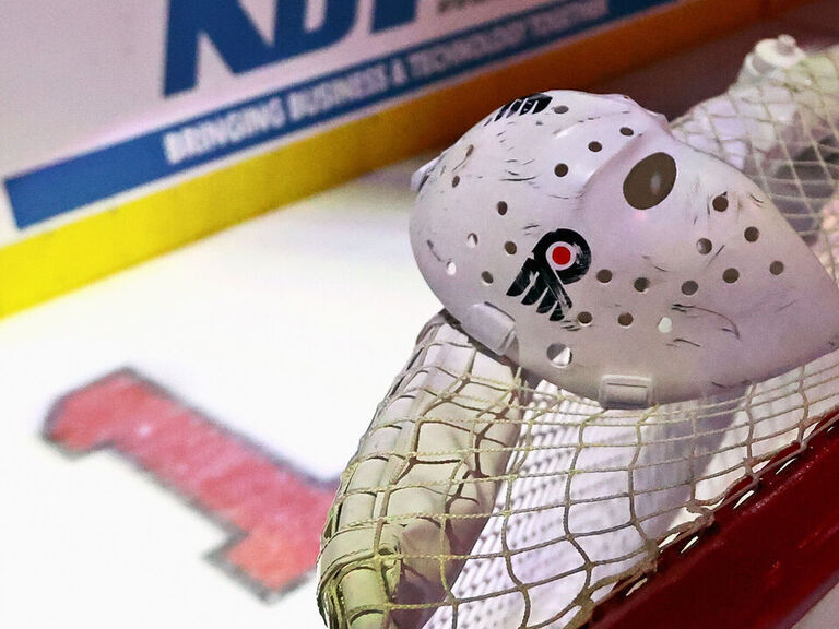 Flyers honor late former goalie Bernie Parent | theScore.com