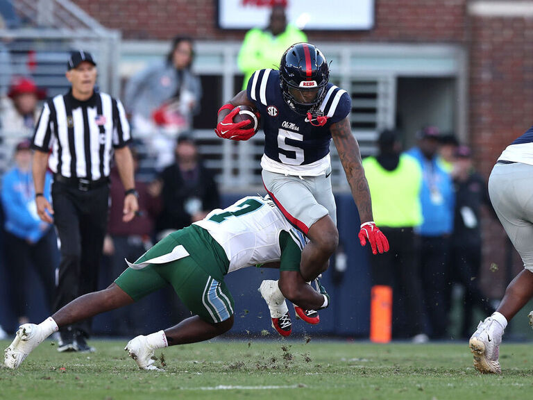 Ole Miss star Lacy exits with apparent shoulder injury | theScore.com