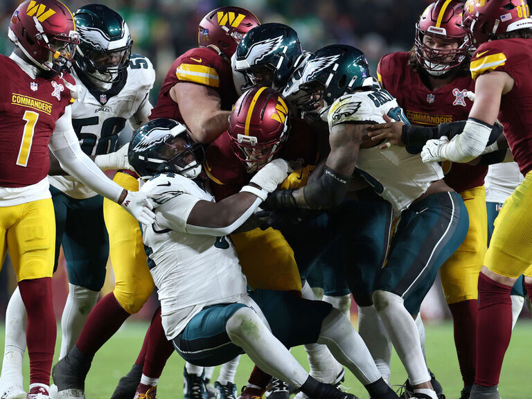 3 players ejected after brawl late in Eagles-Commanders | theScore.com