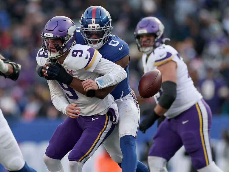 Vikings' McCarthy won't return vs. Giants due to hand injury | theScore.com