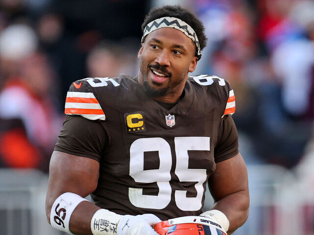 Browns send Garrett to Rams for Verse, 1st-round pick, more…